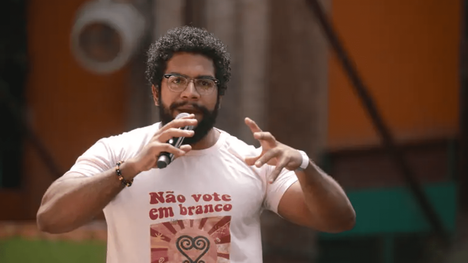 Historiador e youtuber Jones Manoel