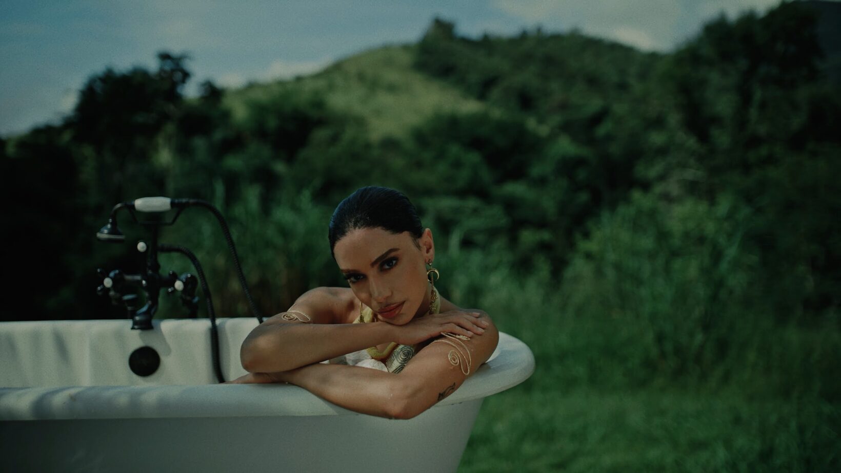 Anitta revela o visual de “So Much Love"
